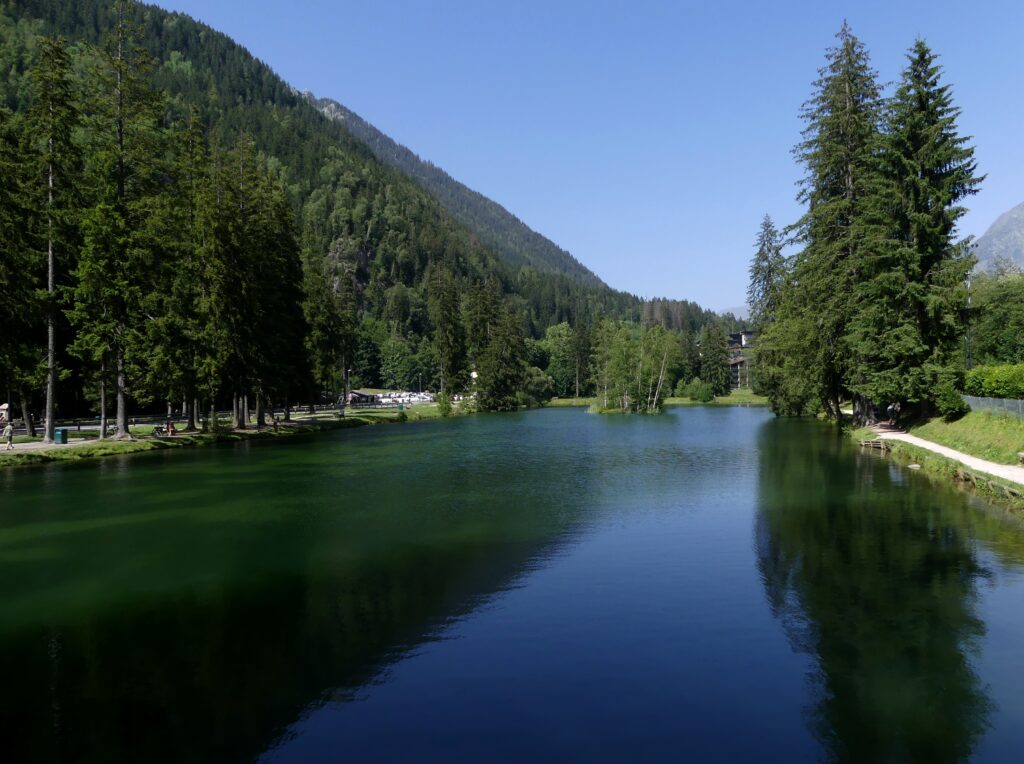 Lac des Gaillands: A Scenic Alpine Lake Near Chamonix